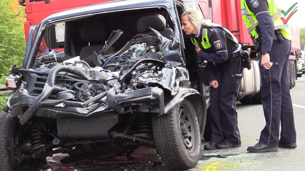 A1 - Schwerer Verkehrsunfall am Stauende - PKW kracht auf LKW - RTH Christoph Dortmund D-HIMU