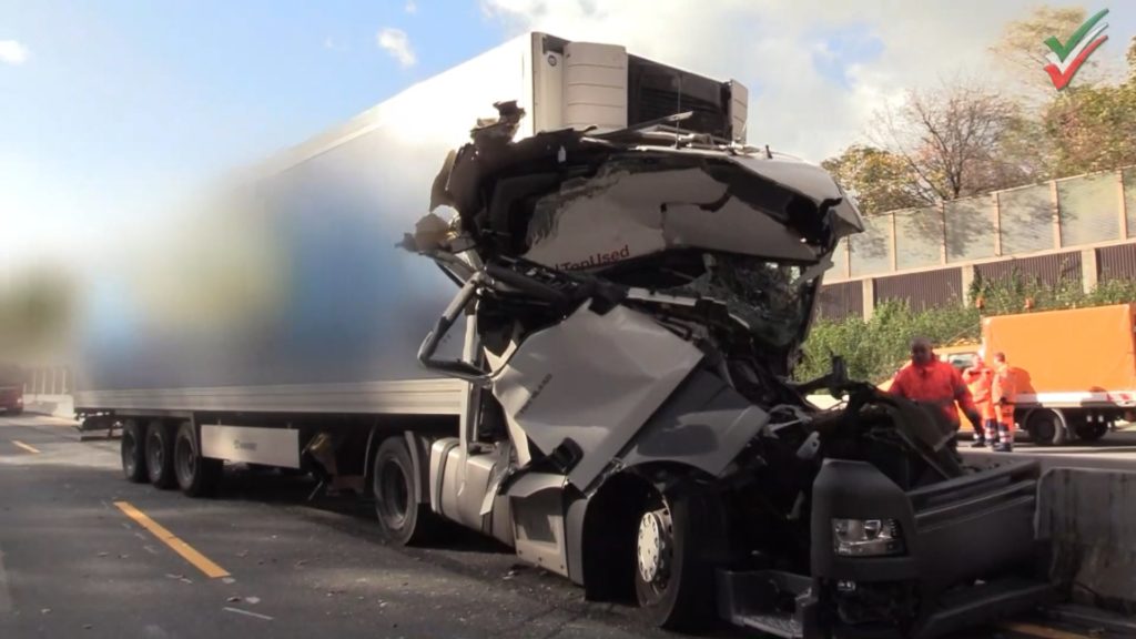 [Schwerer LKW-Unfall auf A46] Sattelzug prallt vor Brückenpfeiler bei Wuppertal - Fahrer tot ...