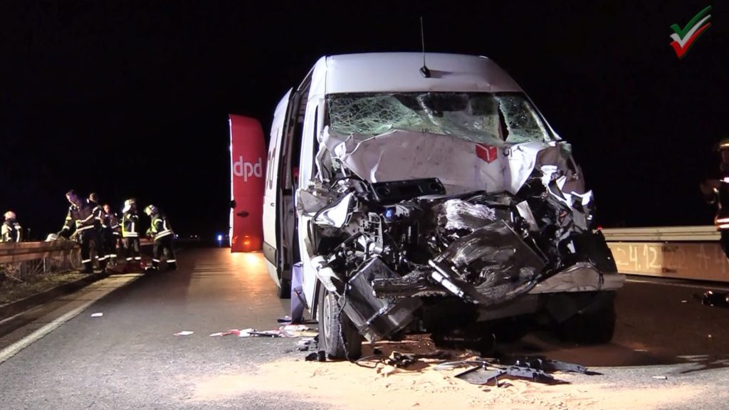 [A45] Schwerer Unfall im Westhofener Kreuz - Transporter kracht ungebremst auf LKW - Fahrer ...